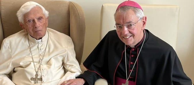 Benedicto XVI recibe al obispo alemán que renunció antes de cumplir 75 años